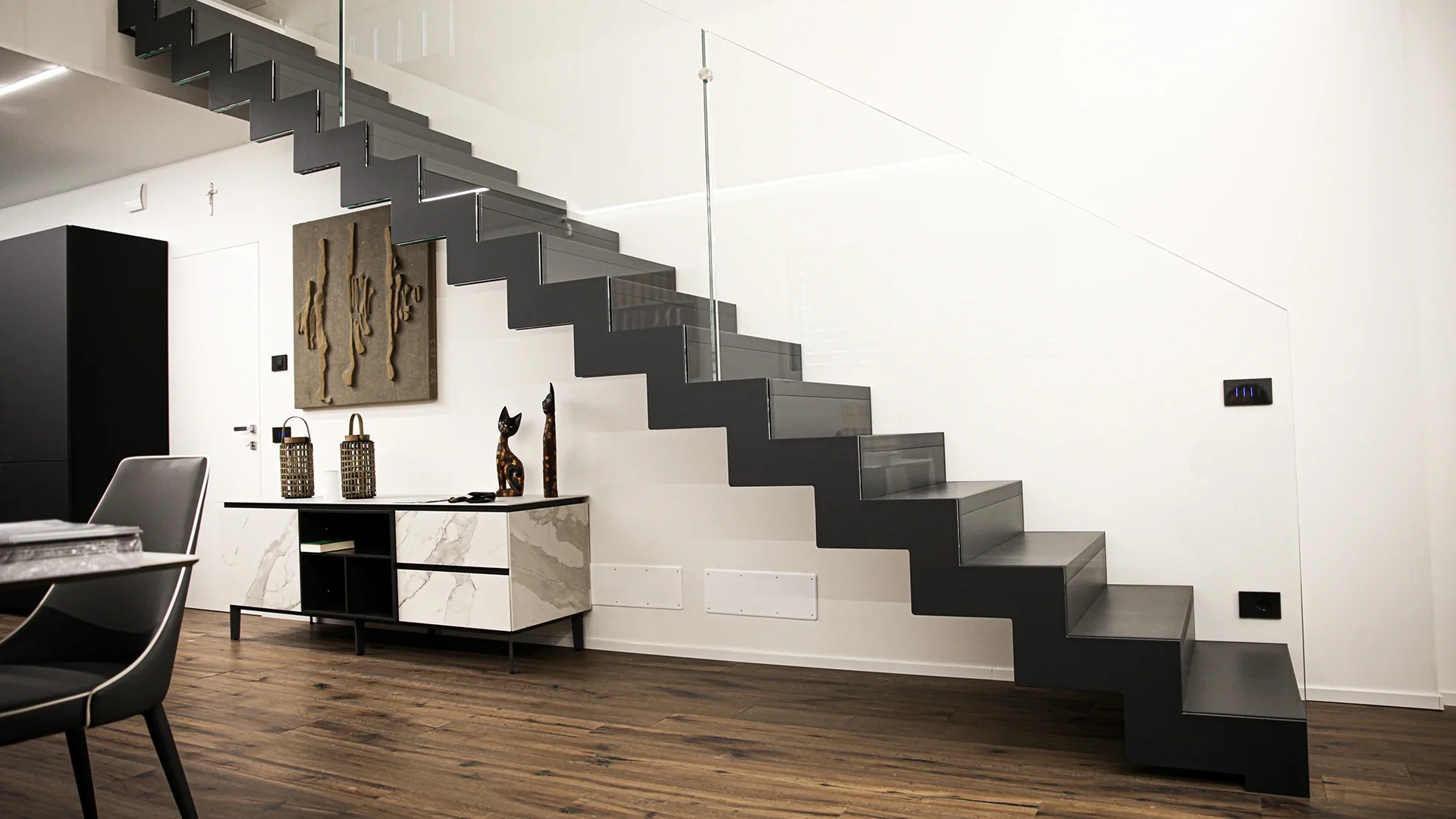 Scala con Alzata Chiusa Nera in Vetro Knee Lux | Roversi Scale